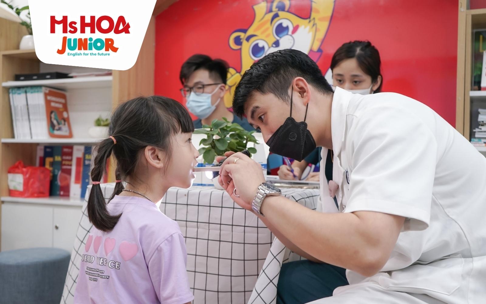 Ms Hoa Junior tổ chức khám sức khỏe răng miệng miễn phí cho học viên